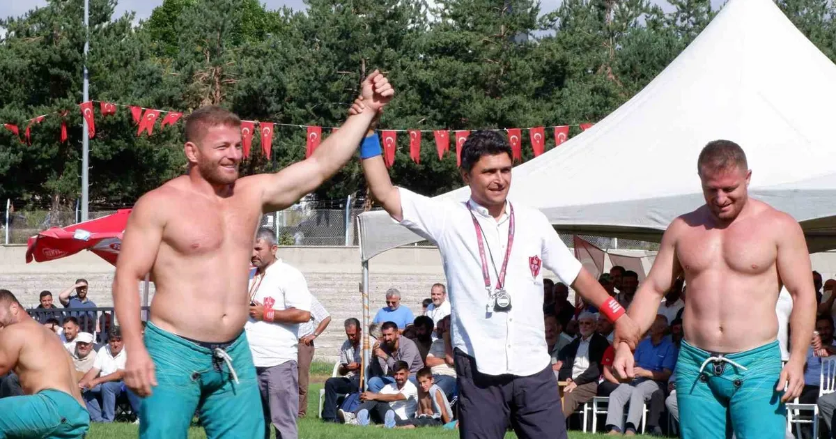 Erzurum’da karakucak güreşlerinde İsmail Balaban ve Turan Balaban ...